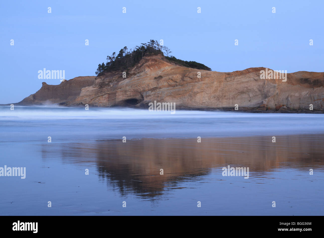 Cape kiwanda hi-res stock photography and images - Alamy