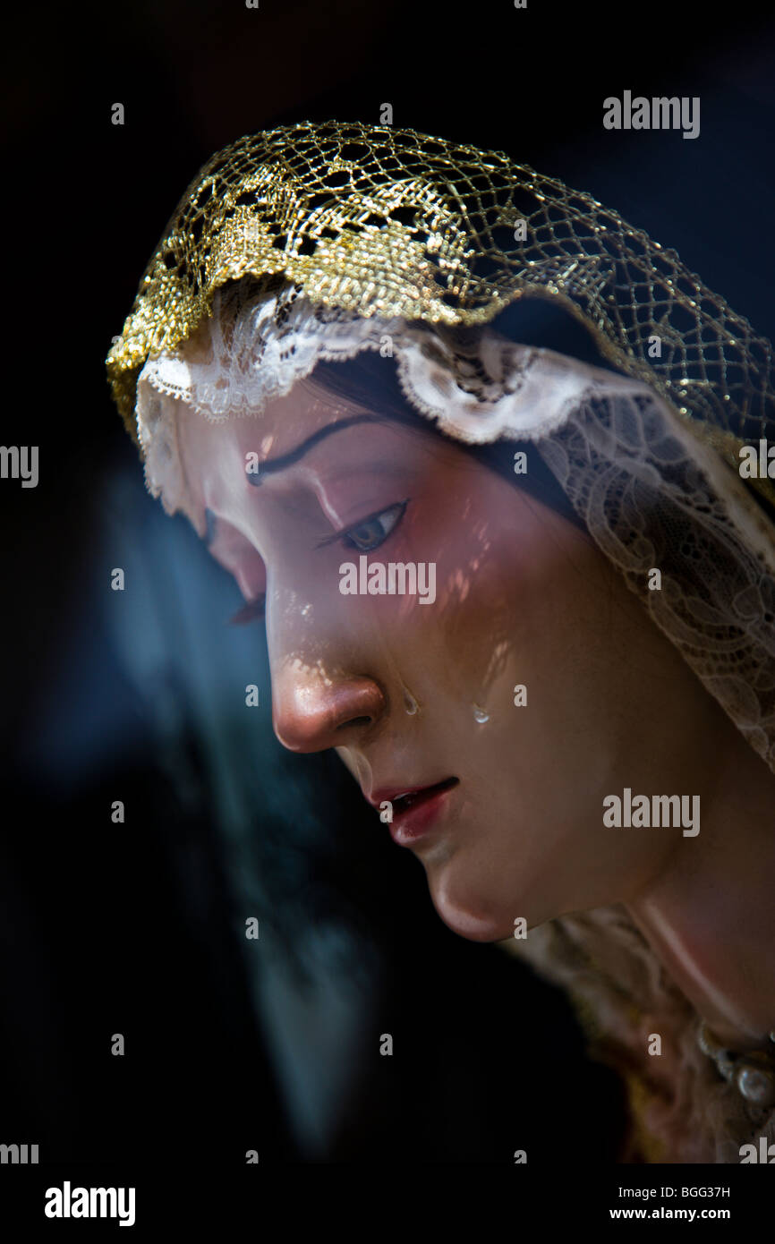 Crying virgin mary statue hi-res stock photography and images - Alamy