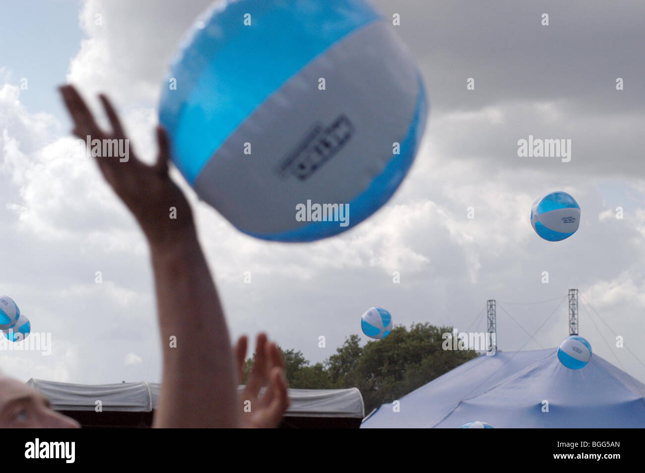 Festival beach balls crowd hi-res stock photography and images - Alamy
