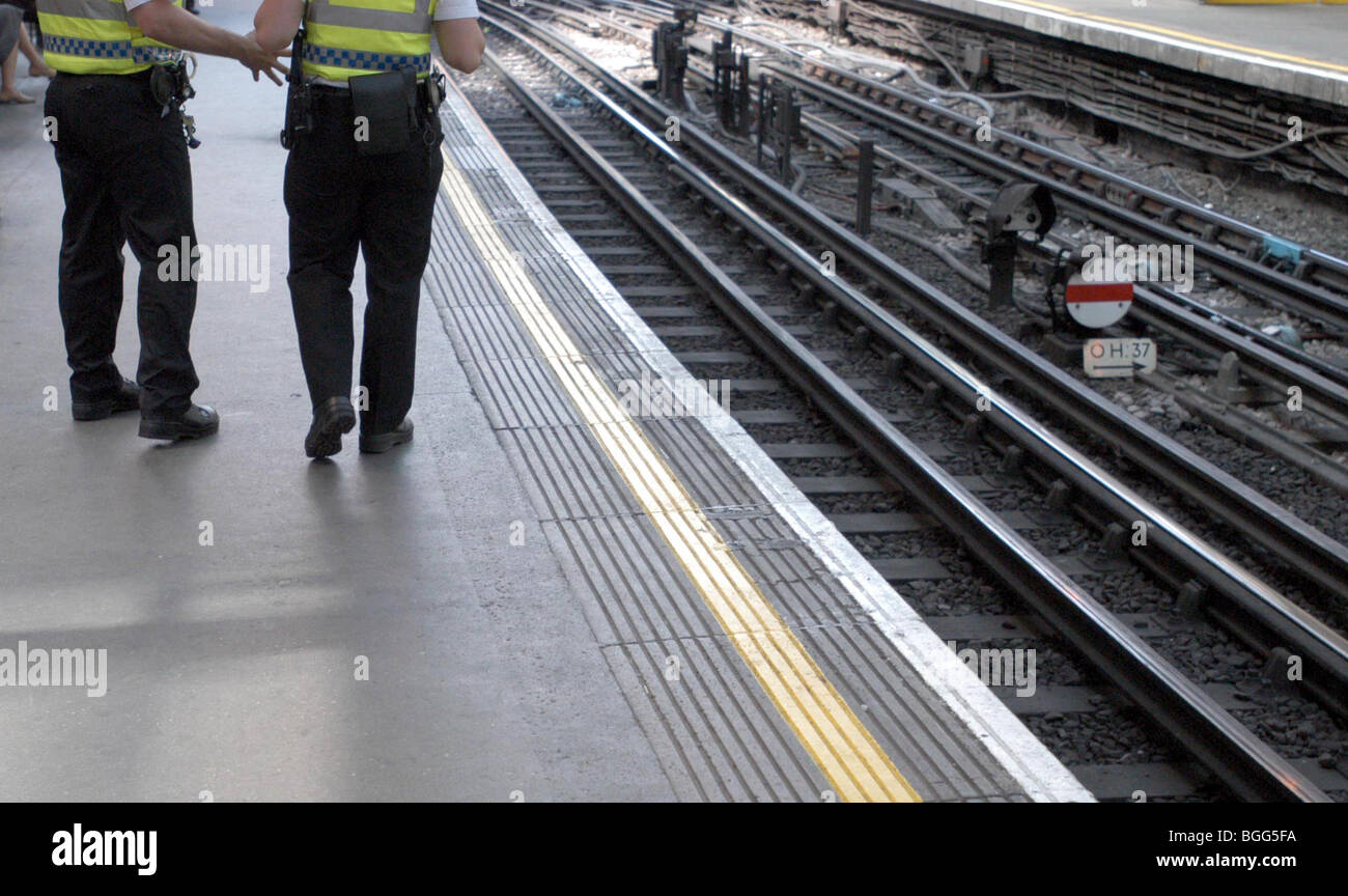 Walk platform london underground station hi-res stock photography and ...