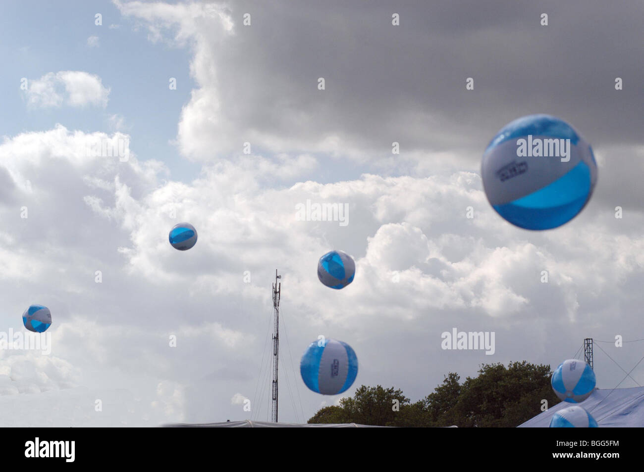 Festival beach balls crowd hi-res stock photography and images - Alamy