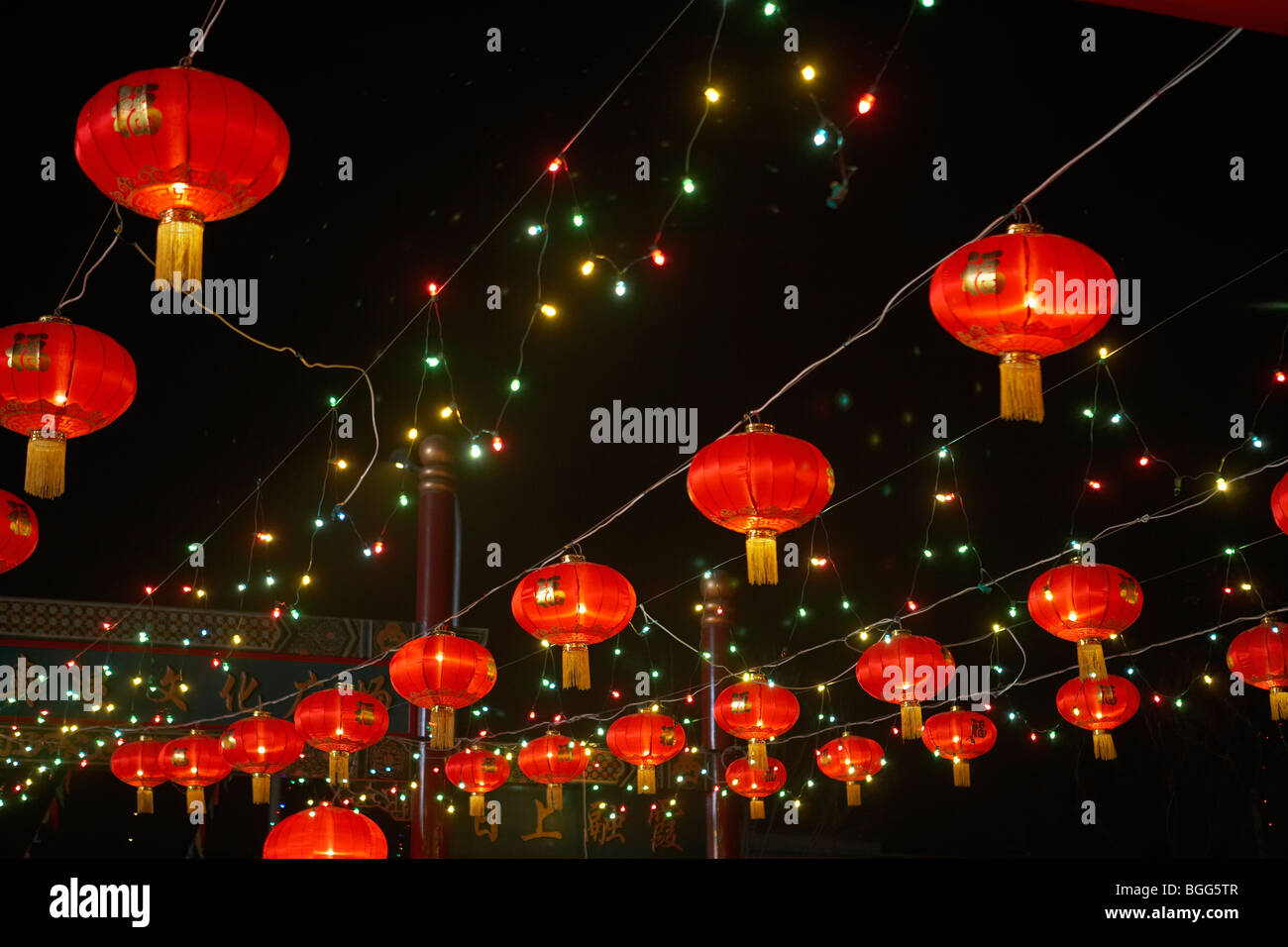 Lines of Chinese traditional red lanterns Stock Photo - Alamy