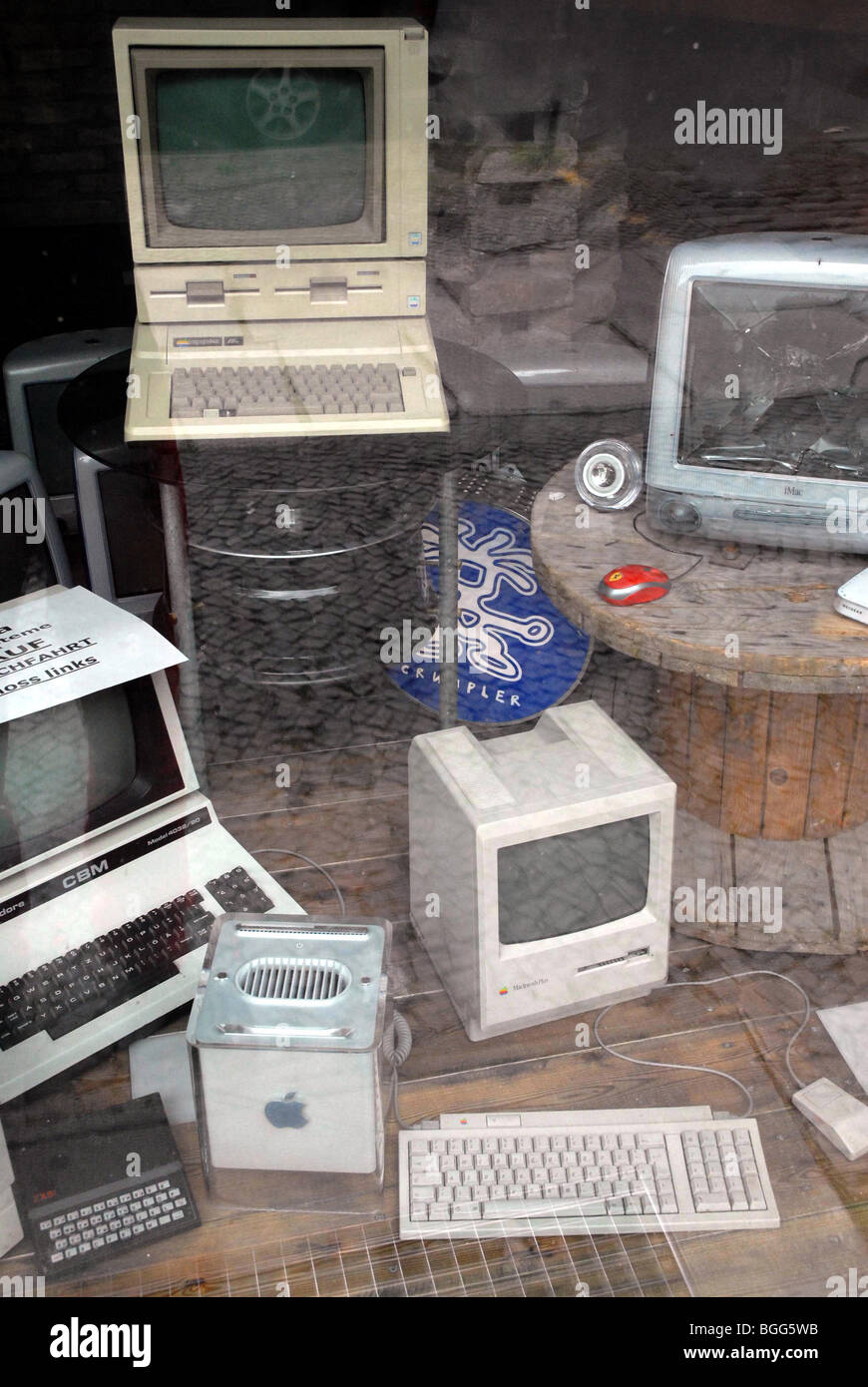 Old apple computers hi-res stock photography and images - Alamy