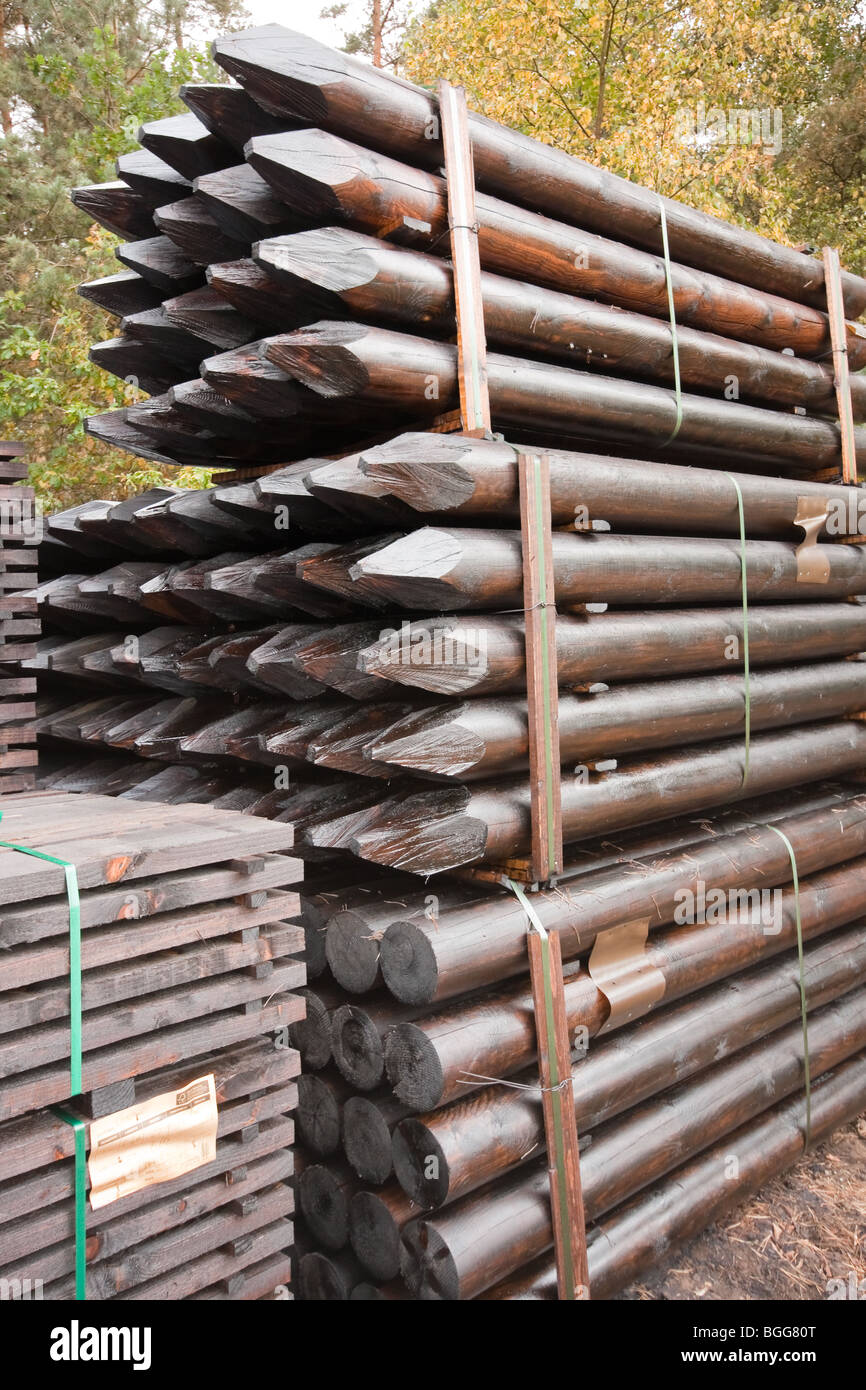 Rotten fencing hi-res stock photography and images - Alamy