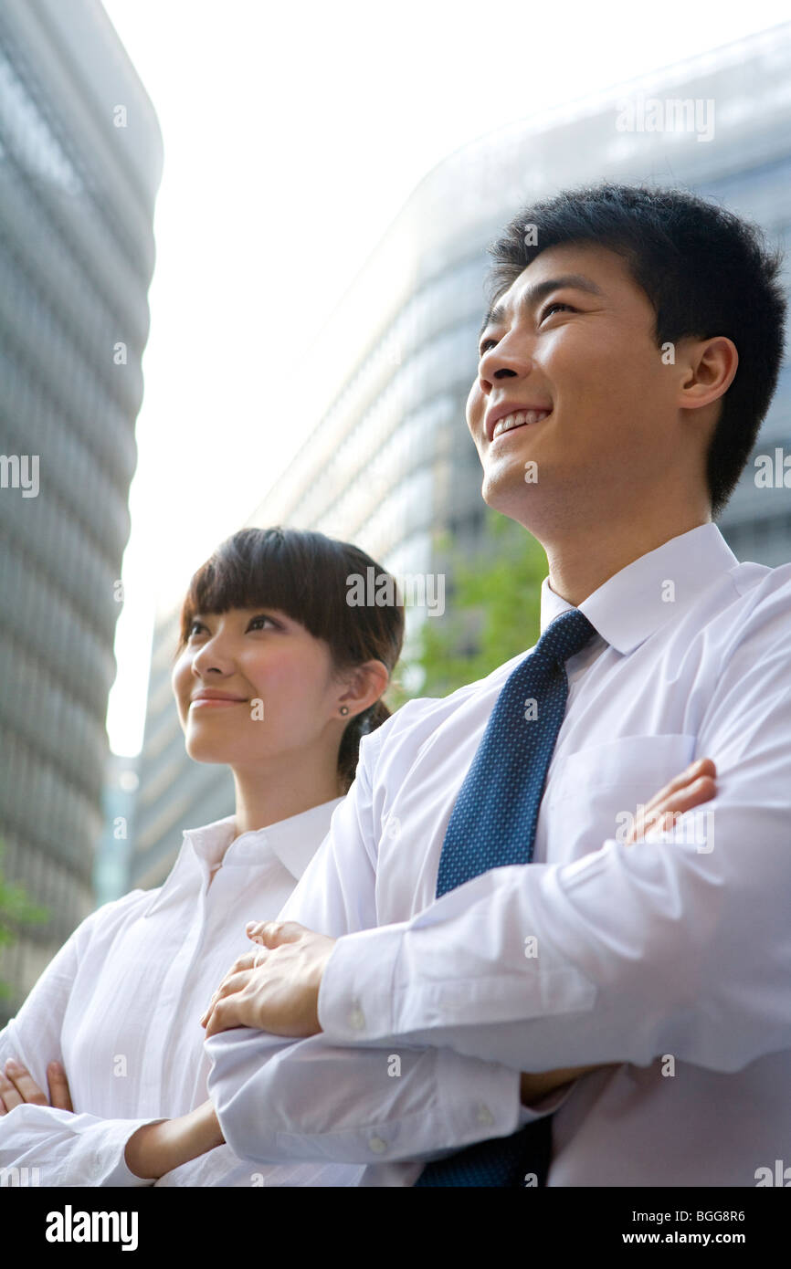 Two business professionals in front of skyscraper Stock Photo - Alamy
