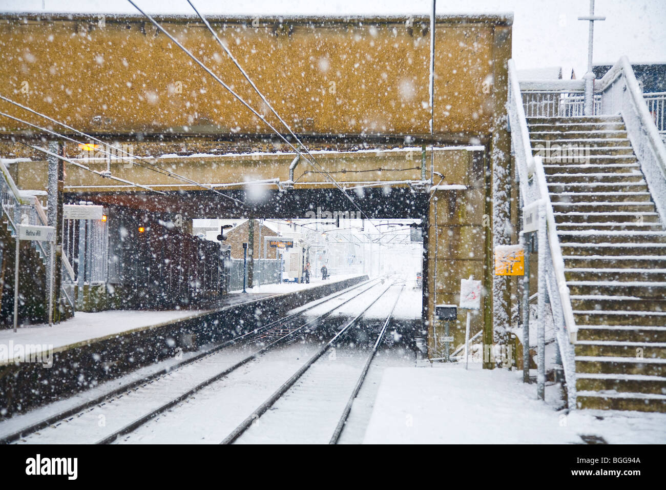 Pedestrian crossing over railway lines hi-res stock photography and ...
