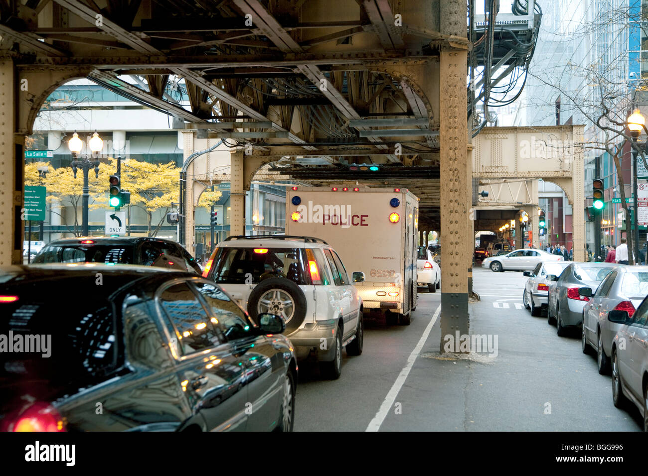 Traffic underneath the El L elevated train system in downtown Chicago ...