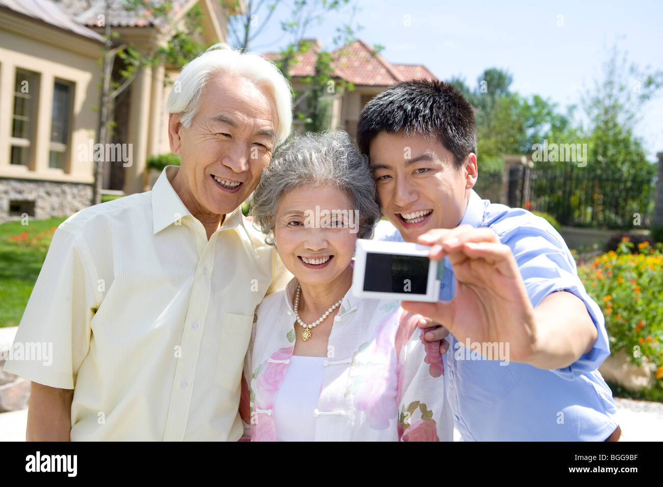 Family taking photos by digital camera Stock Photo - Alamy