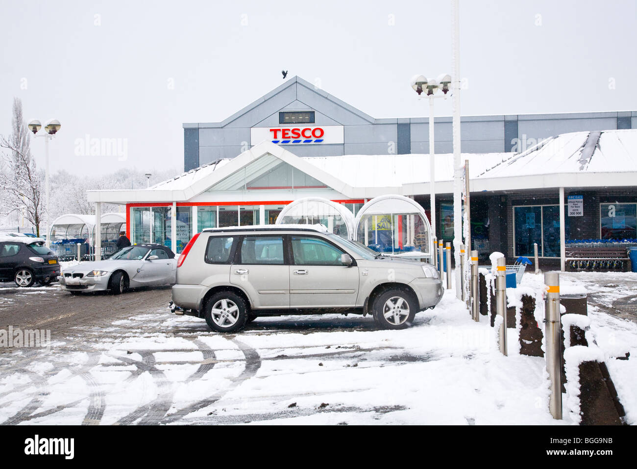 Tesco superstore supermarket exterior hi-res stock photography and ...