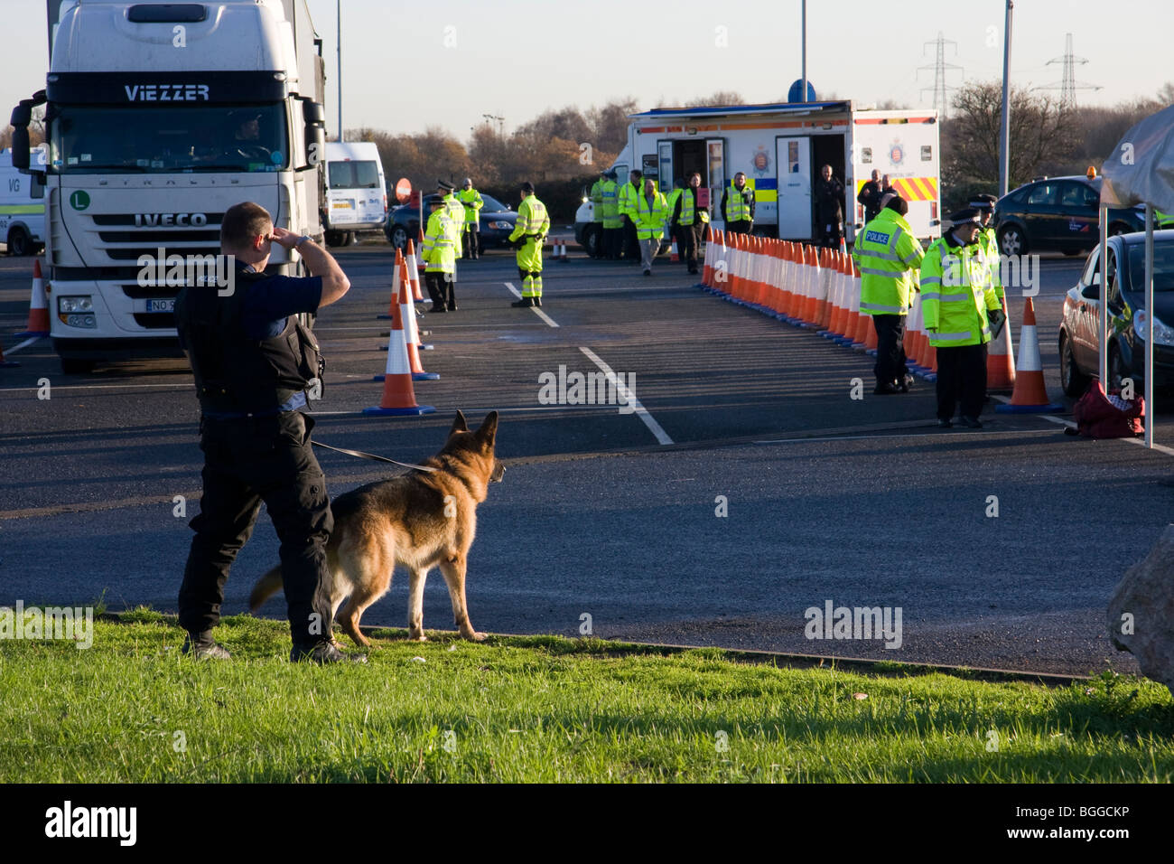 Police dog handler uk hi-res stock photography and images - Alamy
