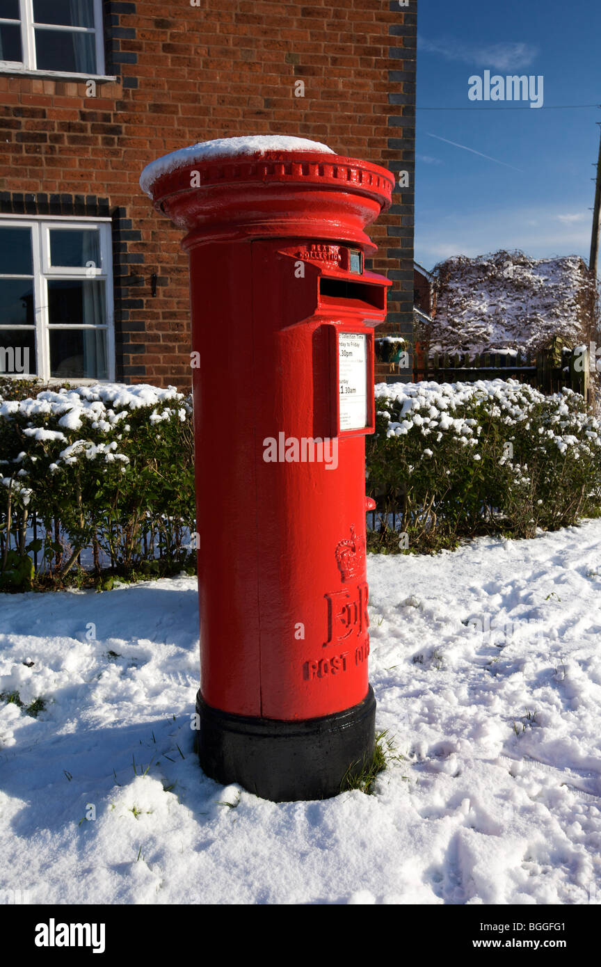 Pillar box post box hi-res stock photography and images - Alamy