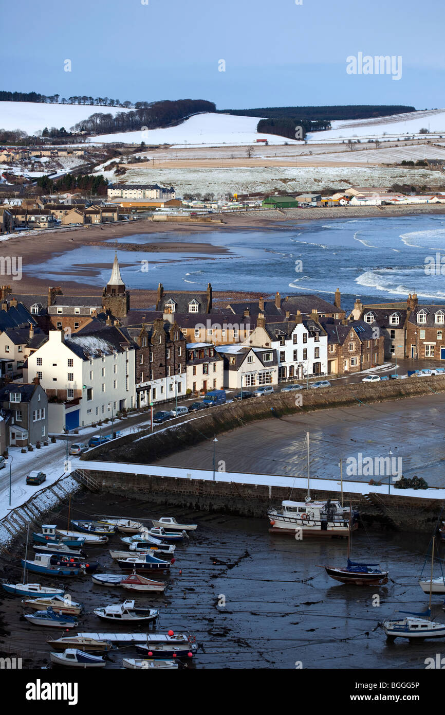 Seafront at scottish coastal town night hi-res stock photography and ...