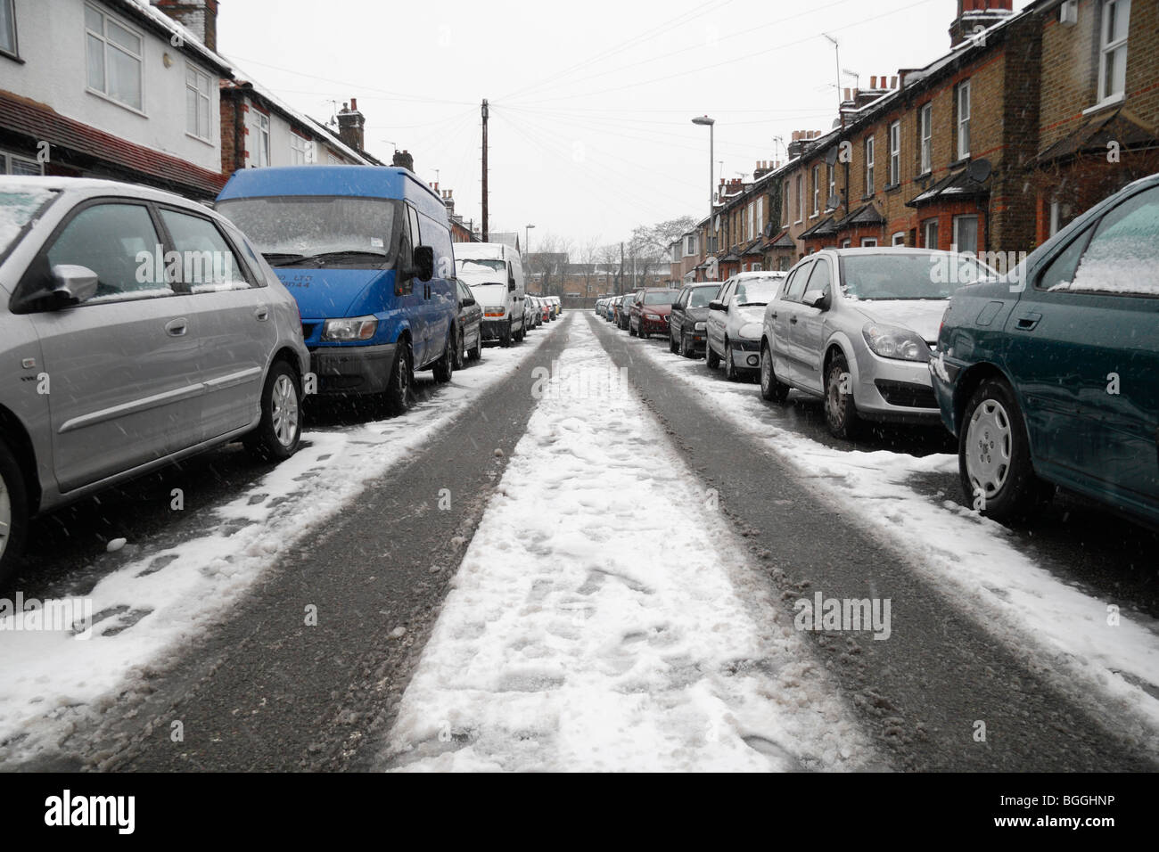 London road in the snow hi-res stock photography and images - Alamy