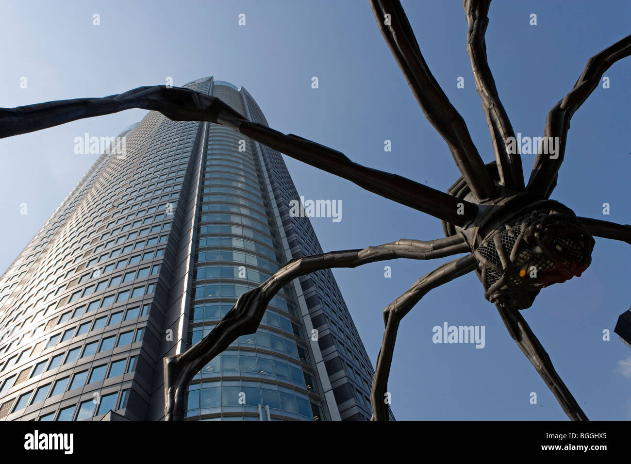Sculpture spider looking hi-res stock photography and images - Alamy