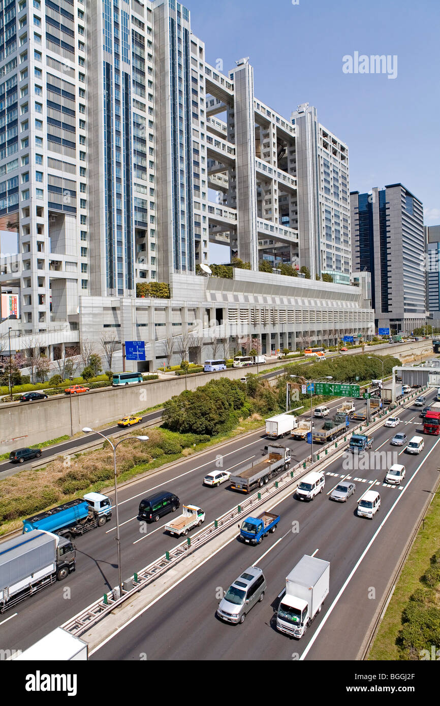 Traffic road in front of the fuji tv building hi-res stock photography ...
