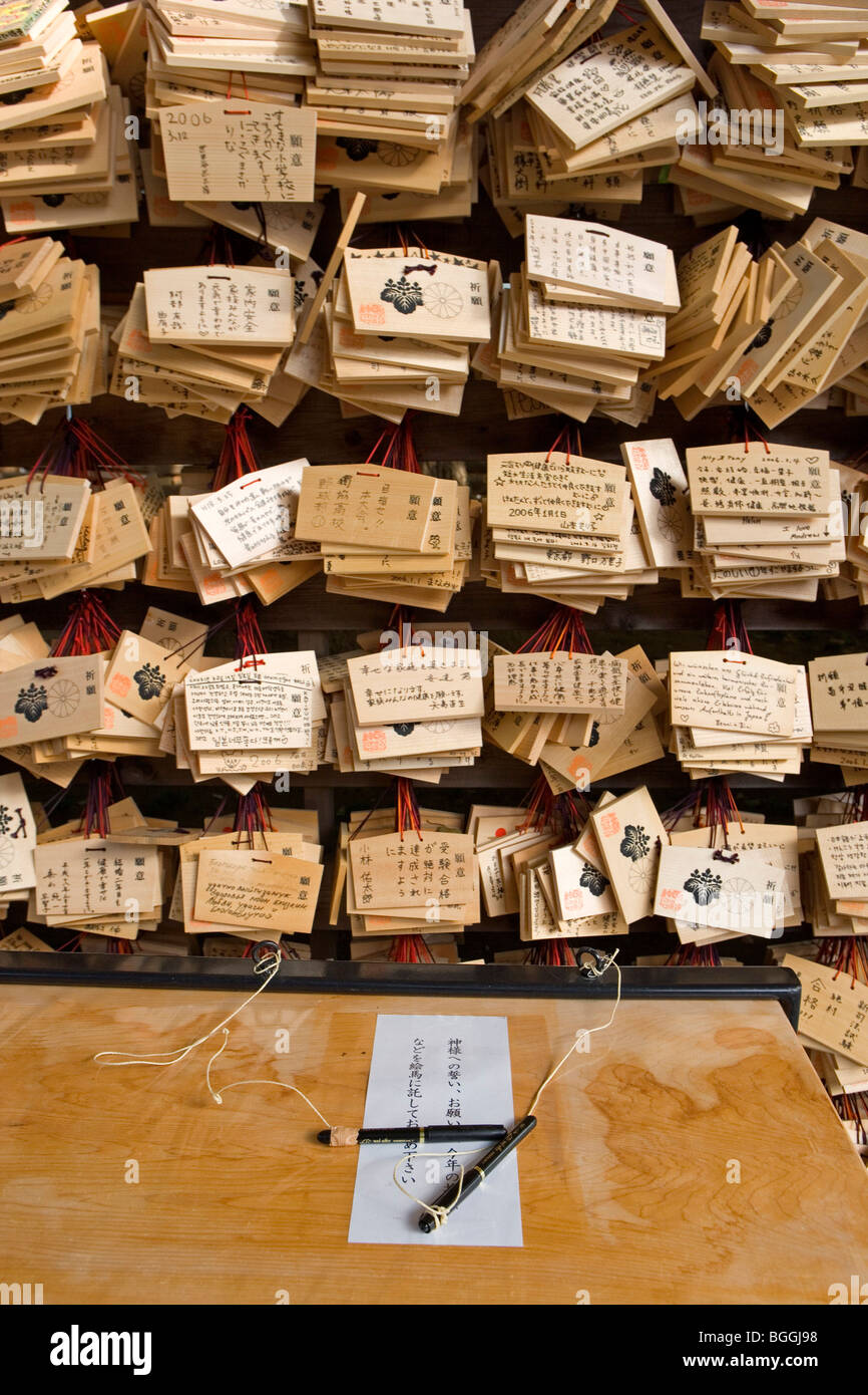 Strips of paper with messages hi-res stock photography and images - Alamy