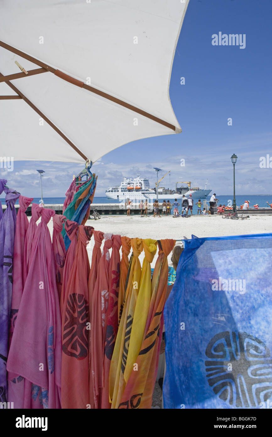 Market stall on promenade, French Polynesia Stock Photo - Alamy
