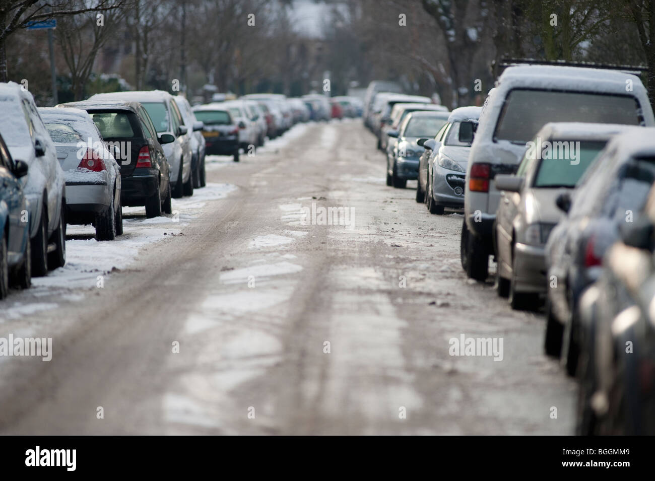 Snow covered residential street london hi-res stock photography and ...