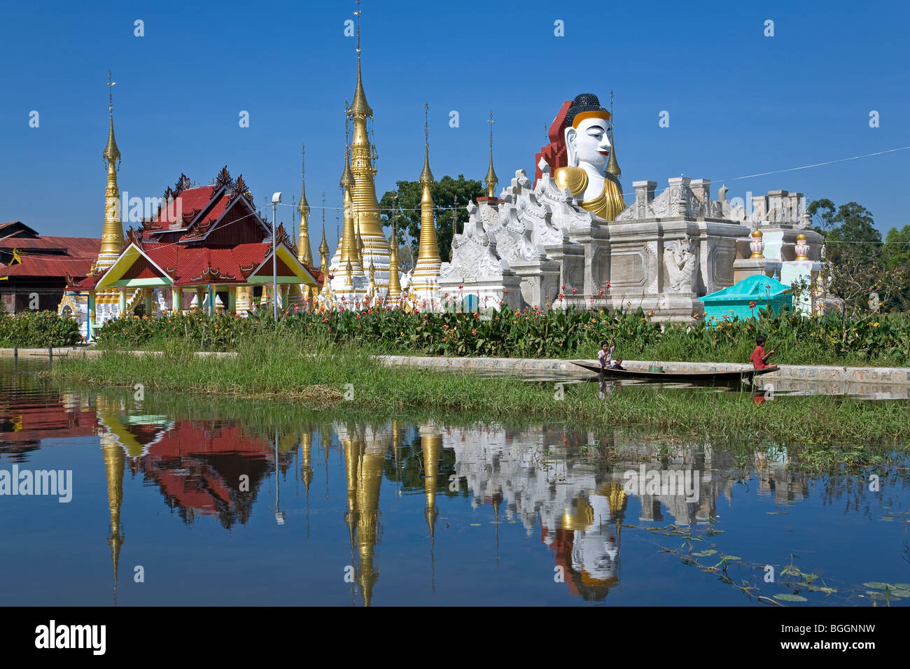 Buddhist shrine nyaungshwe inle hi-res stock photography and images - Alamy