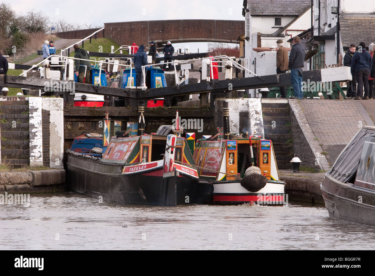 Boats through locks hi-res stock photography and images - Alamy