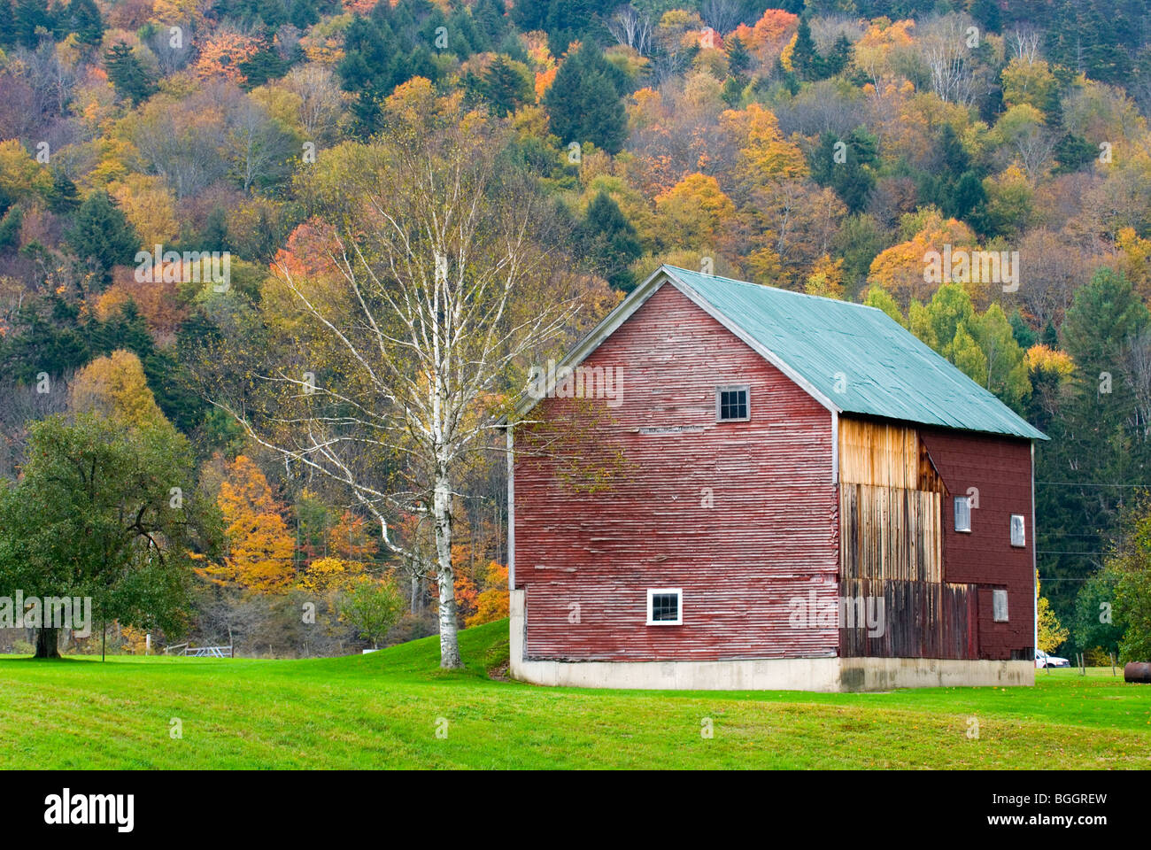 Farm red barn near vermont hi-res stock photography and images - Alamy