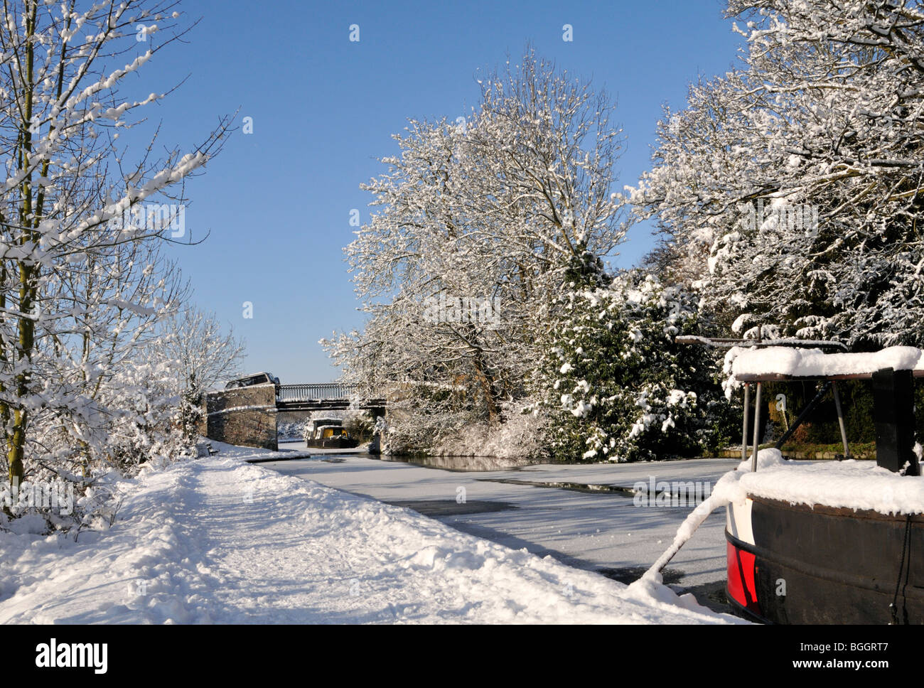 Winter snow on the Grand Union Canal, Hemel Hempstead, Hertfordshire ...