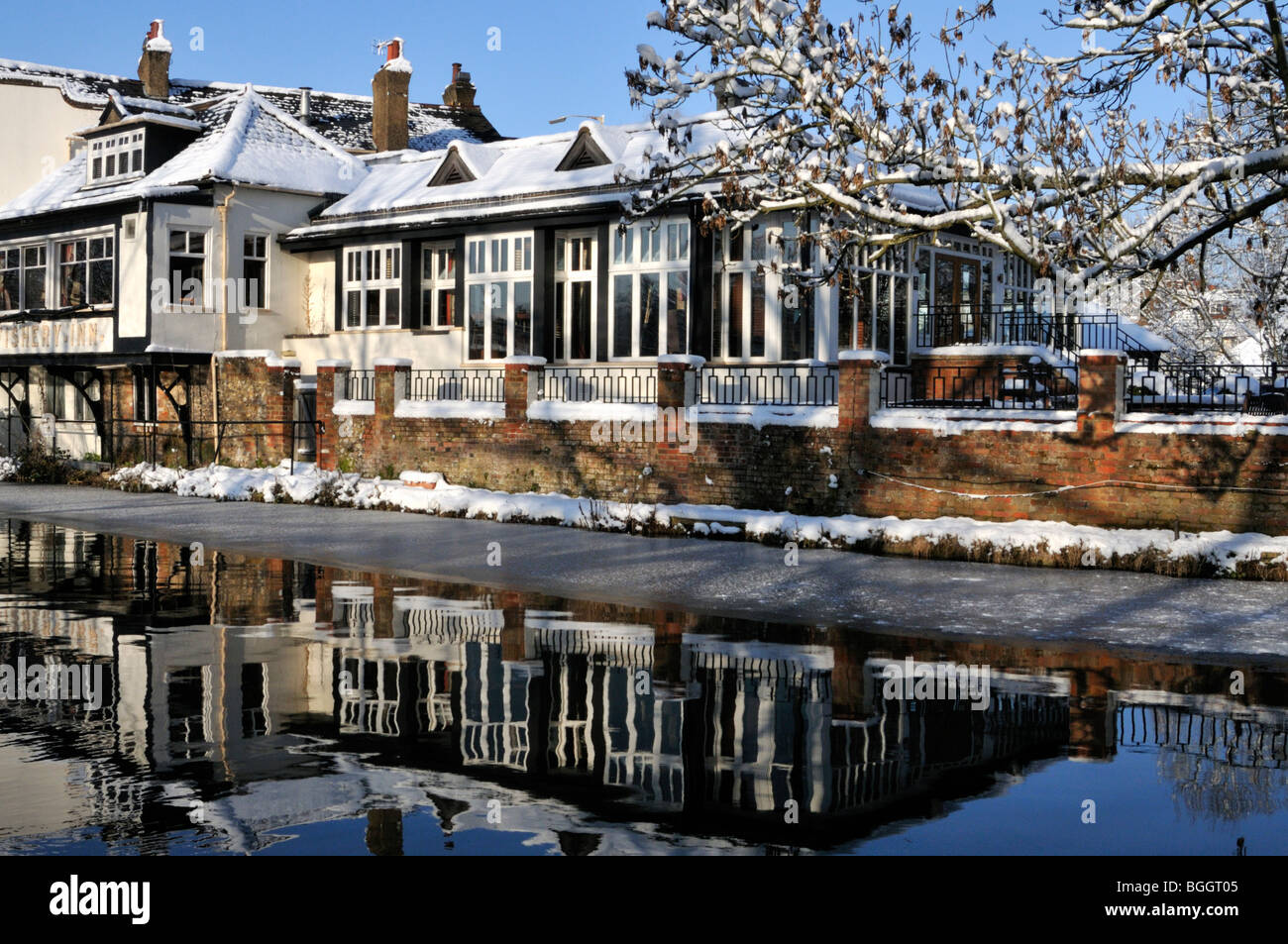 Winter scene of the Fishery pub by the Grand Union Canal, Hemel ...