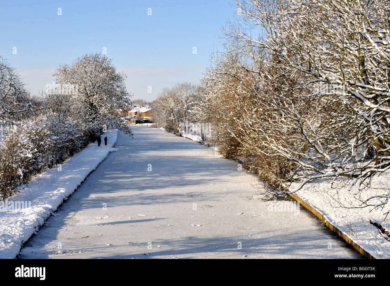 Snow covered the frozen Grand Union Canal at Hemel Hempstead ...
