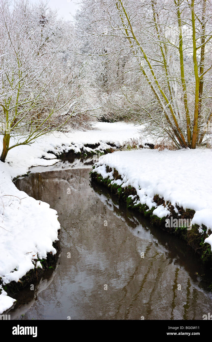 Winter Wonderland in Luton with bridge river Lea Stock Photo - Alamy