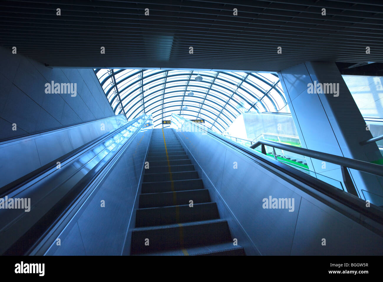 Airport escalator hi-res stock photography and images - Alamy