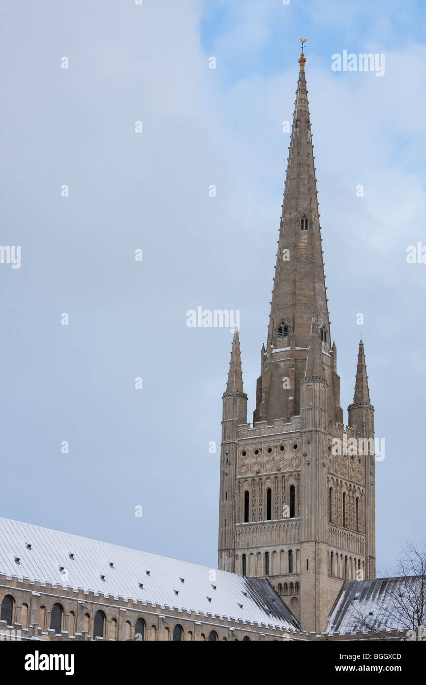 Winter norwich cathedral snow hi-res stock photography and images - Alamy