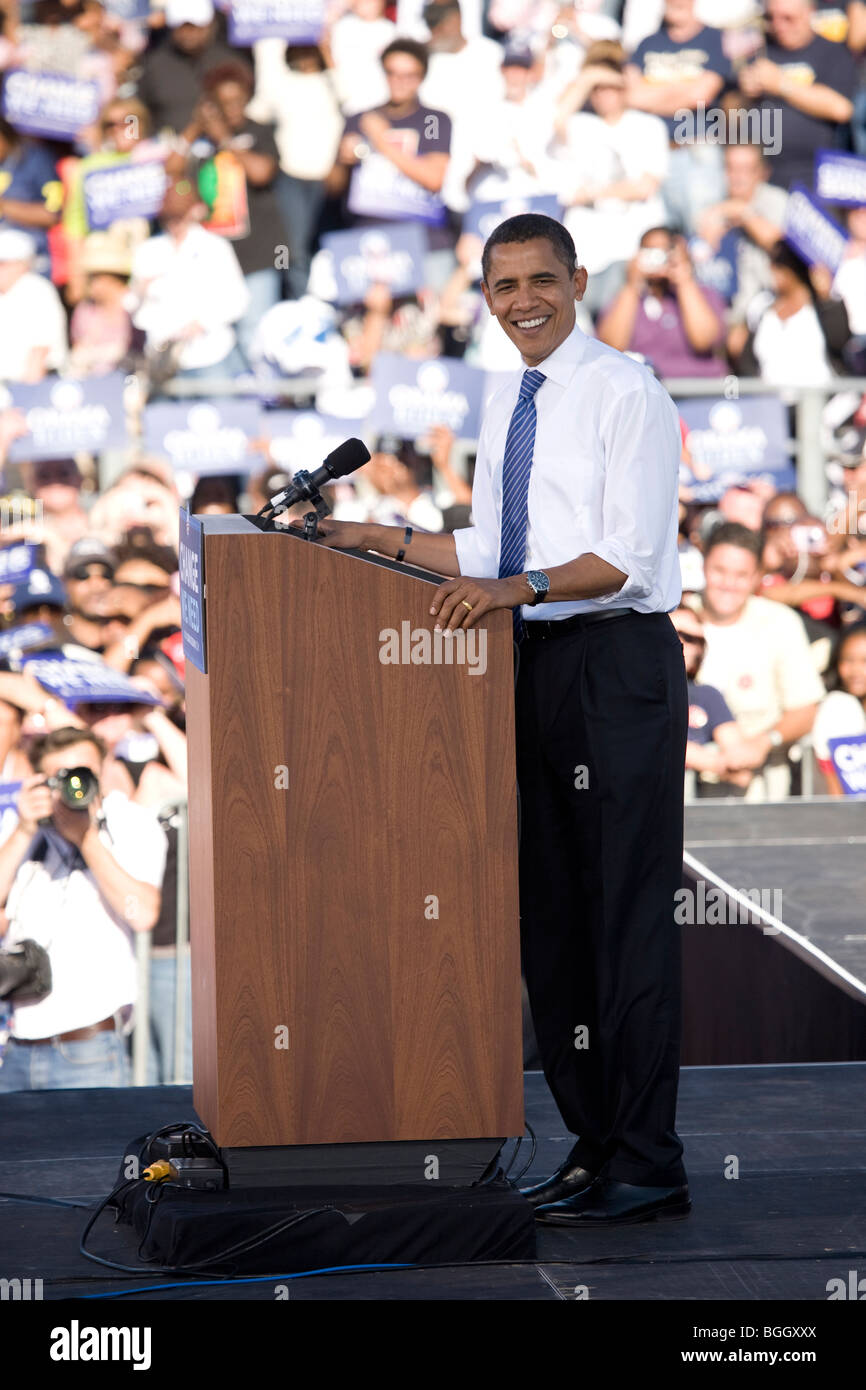 US Senator Barack Obama speaking from podium at Early Vote for Change ...