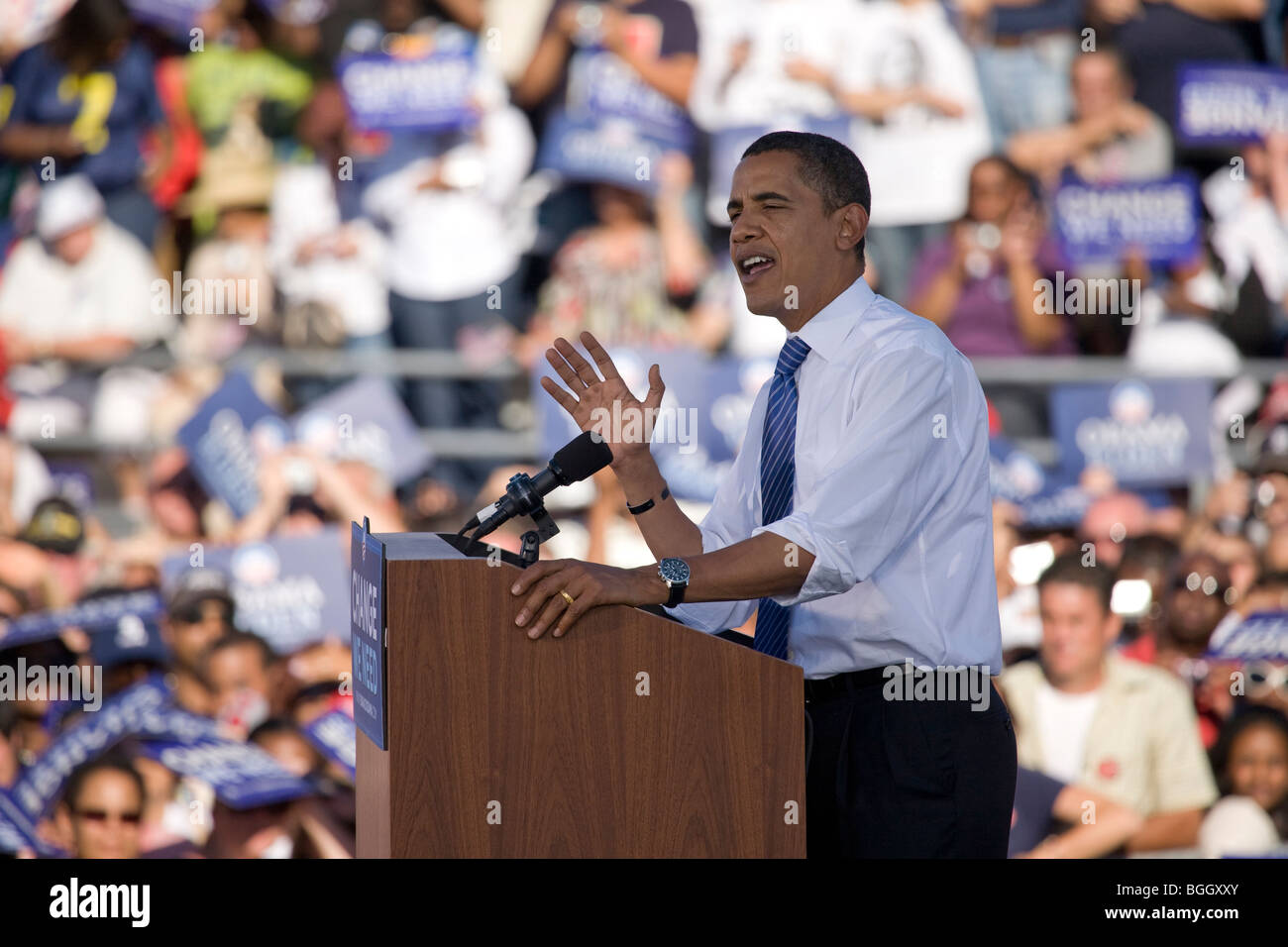 US Senator Barack Obama speaking from podium at Early Vote for Change ...