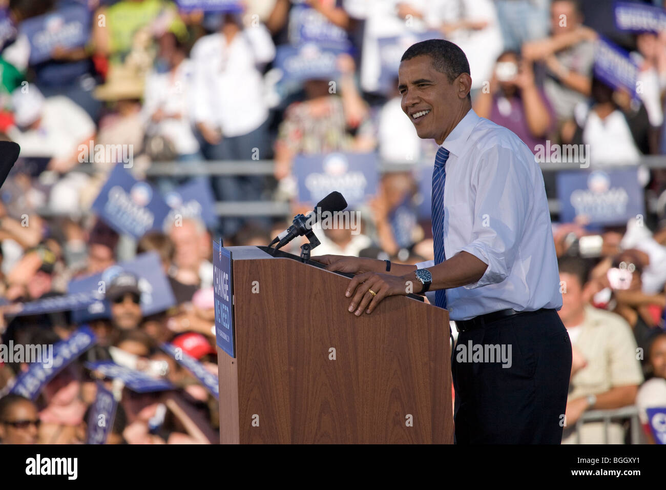 US Senator Barack Obama speaking from podium at Early Vote for Change ...