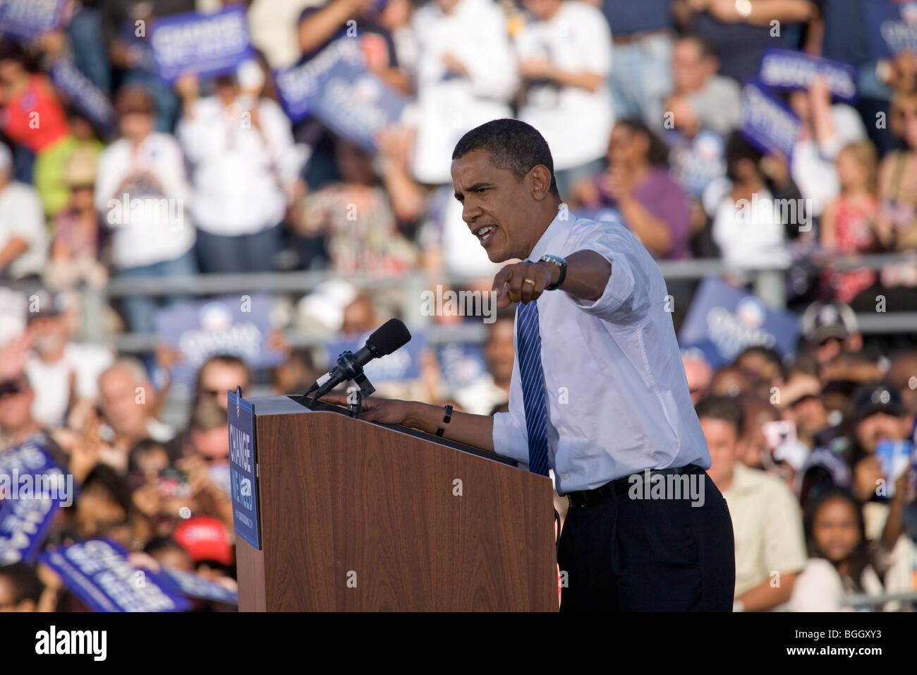 US Senator Barack Obama speaking from podium at Early Vote for Change ...