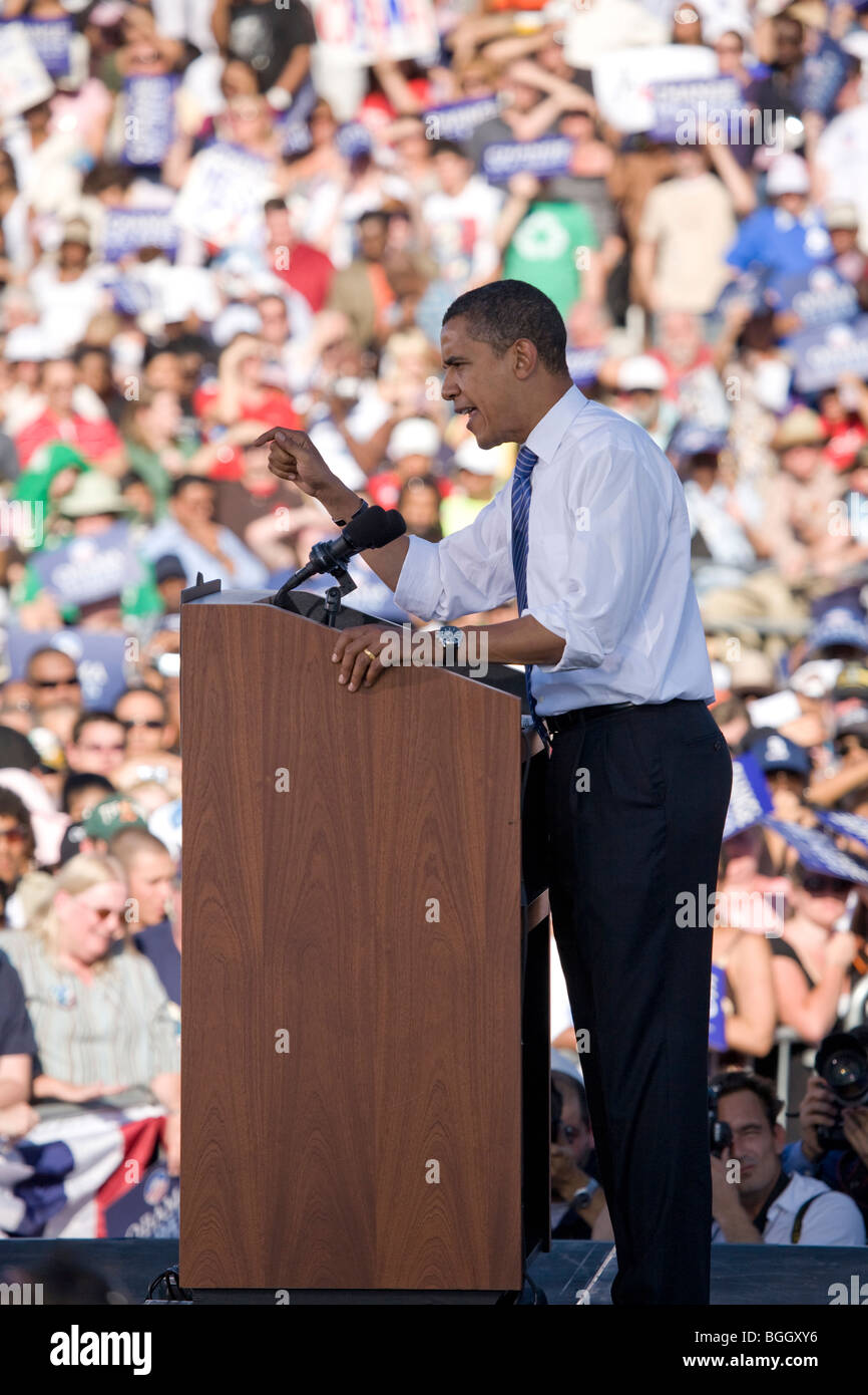 US Senator Barack Obama speaking from podium at Early Vote for Change ...