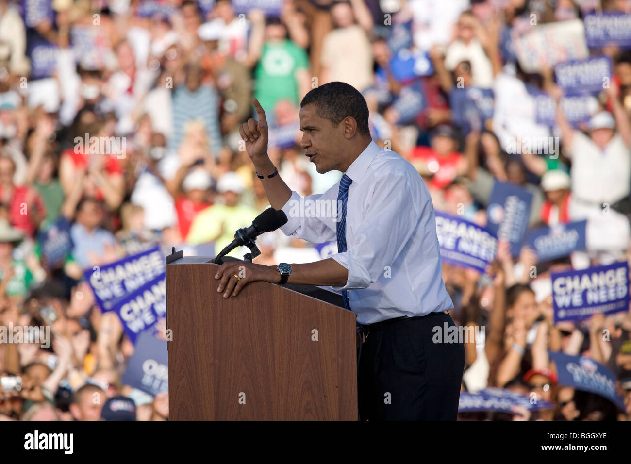US Senator Barack Obama speaking from podium at Early Vote for Change ...