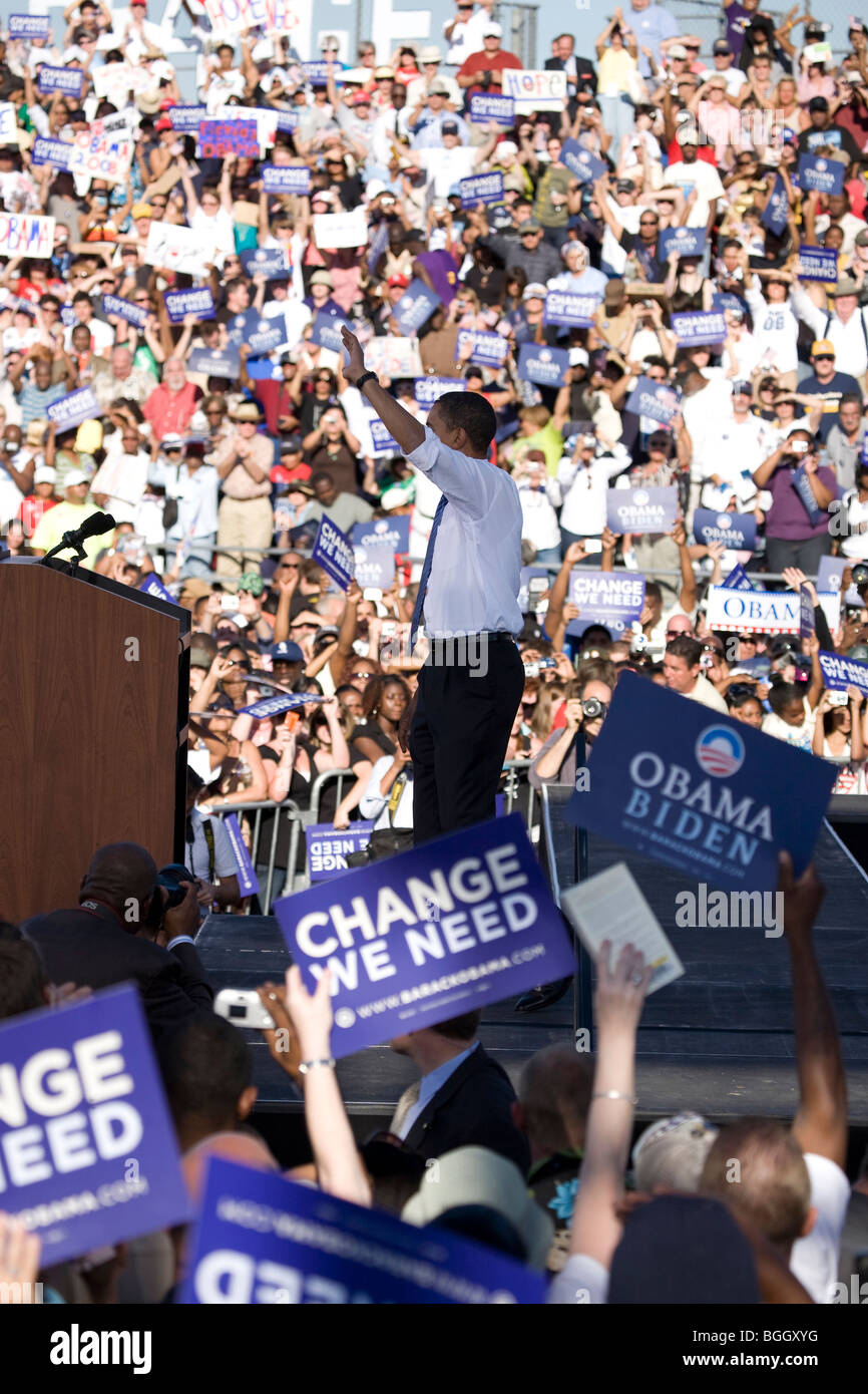 Waving to crowd hi-res stock photography and images - Alamy