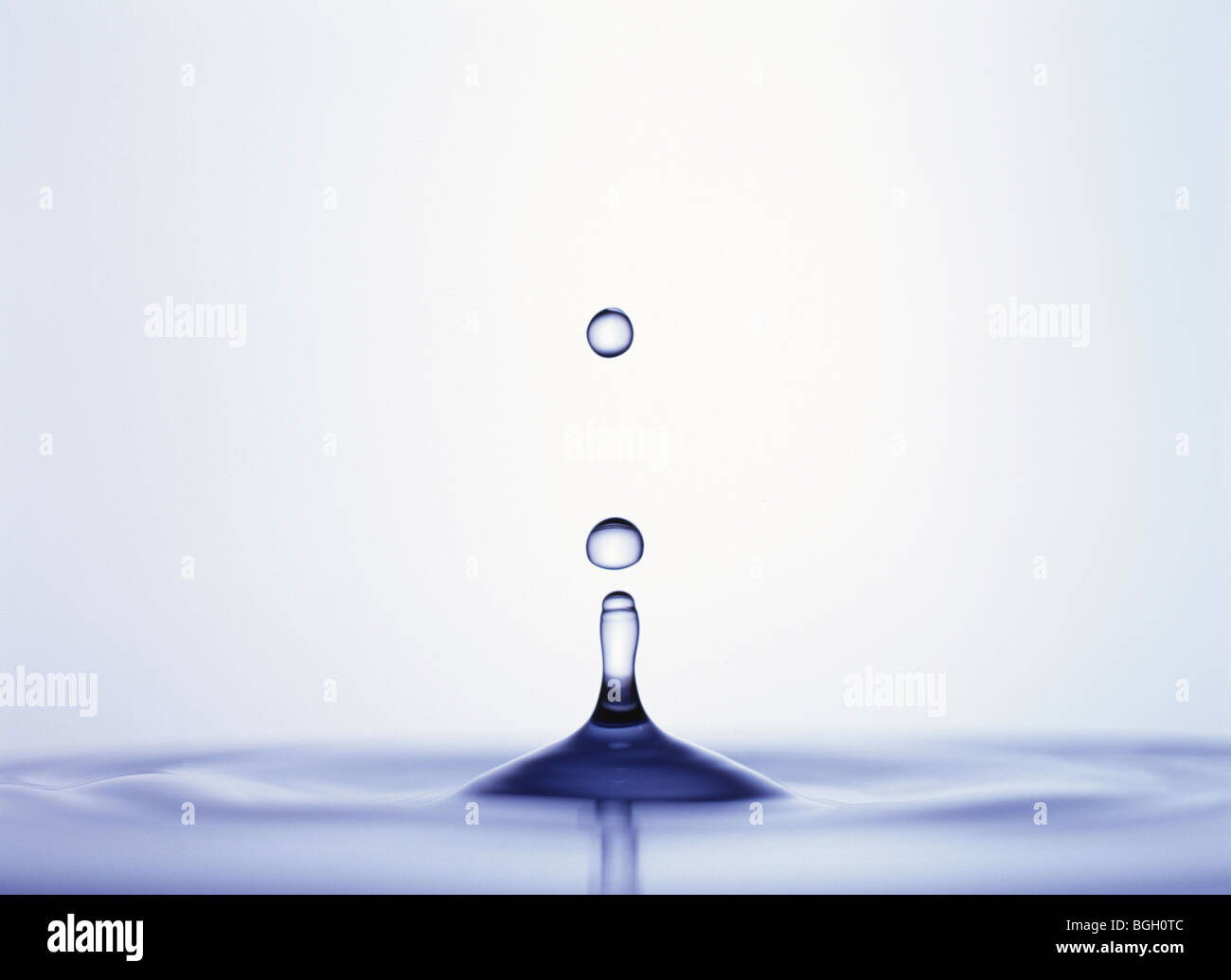Water droplet collisions hi-res stock photography and images - Alamy