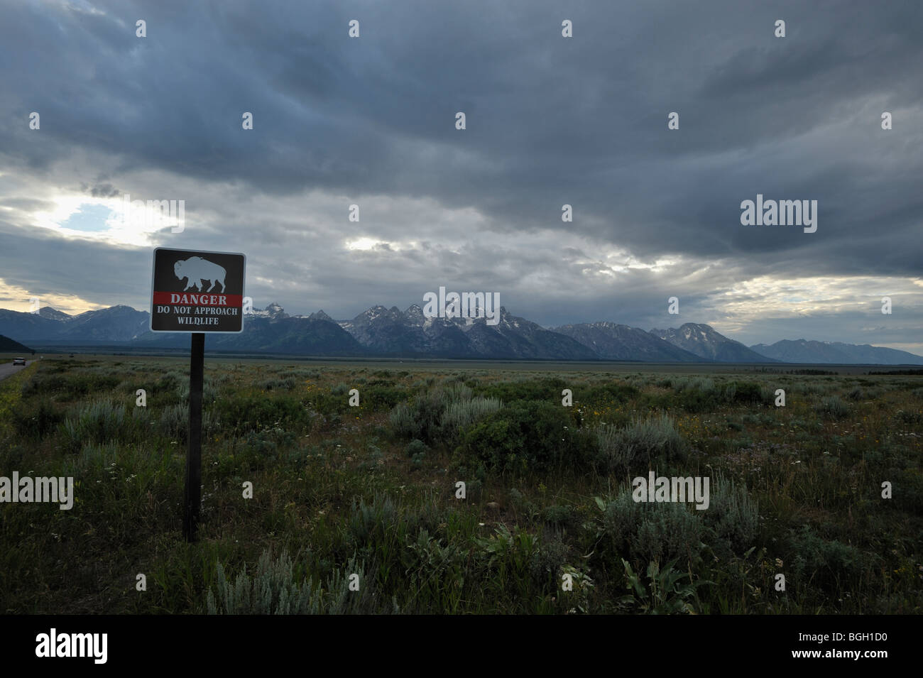 Warn signage hi-res stock photography and images - Alamy