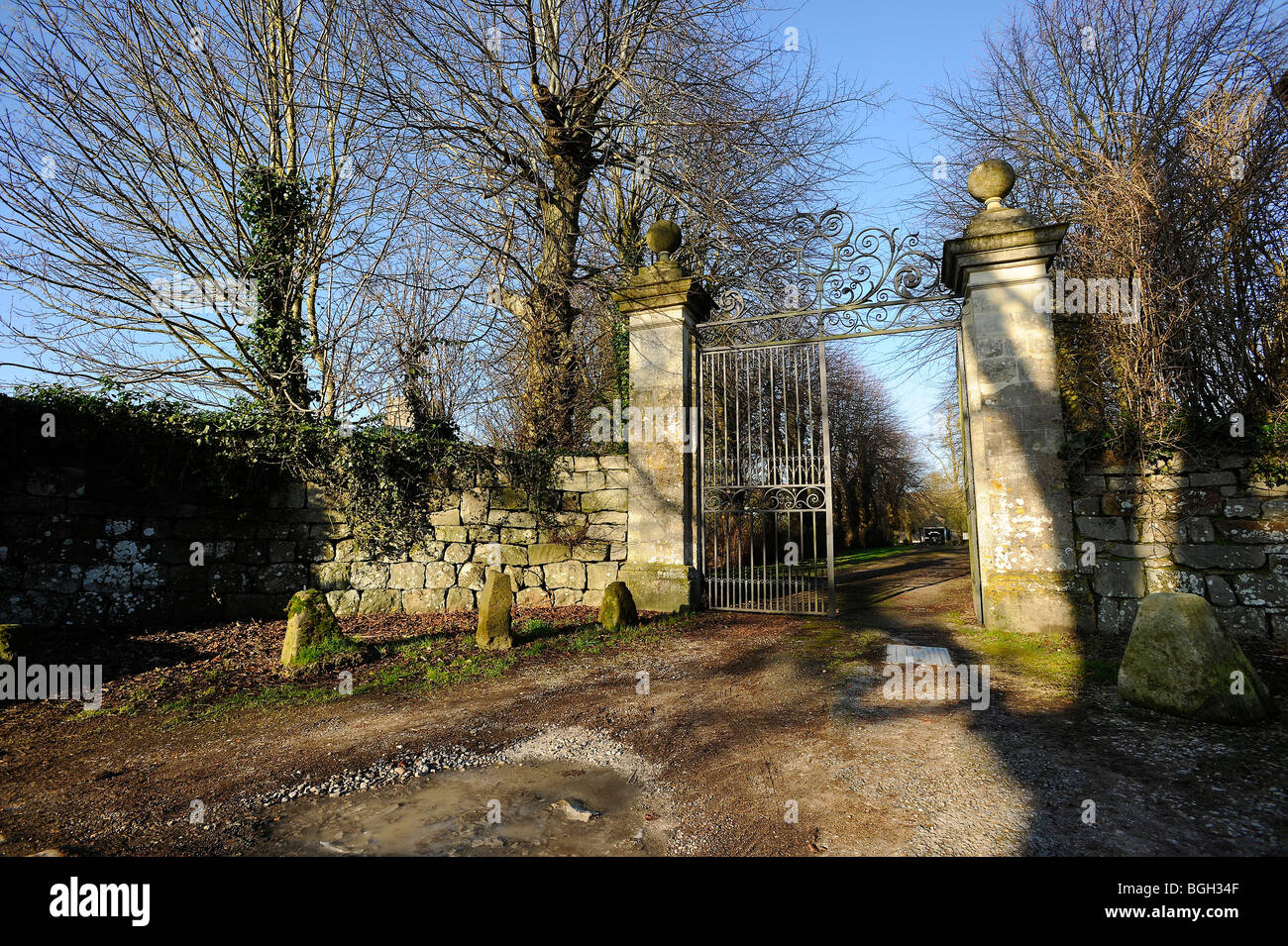 Old gates hi-res stock photography and images - Alamy