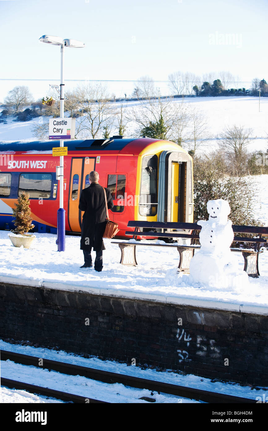 Local train in the snow at Castle Cary Railway Staion, Somerset ...