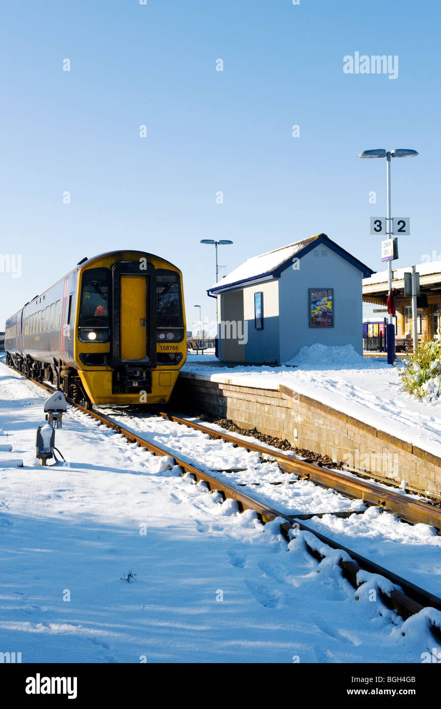 Local train in the snow at Castle Cary Railway Staion, Somerset ...