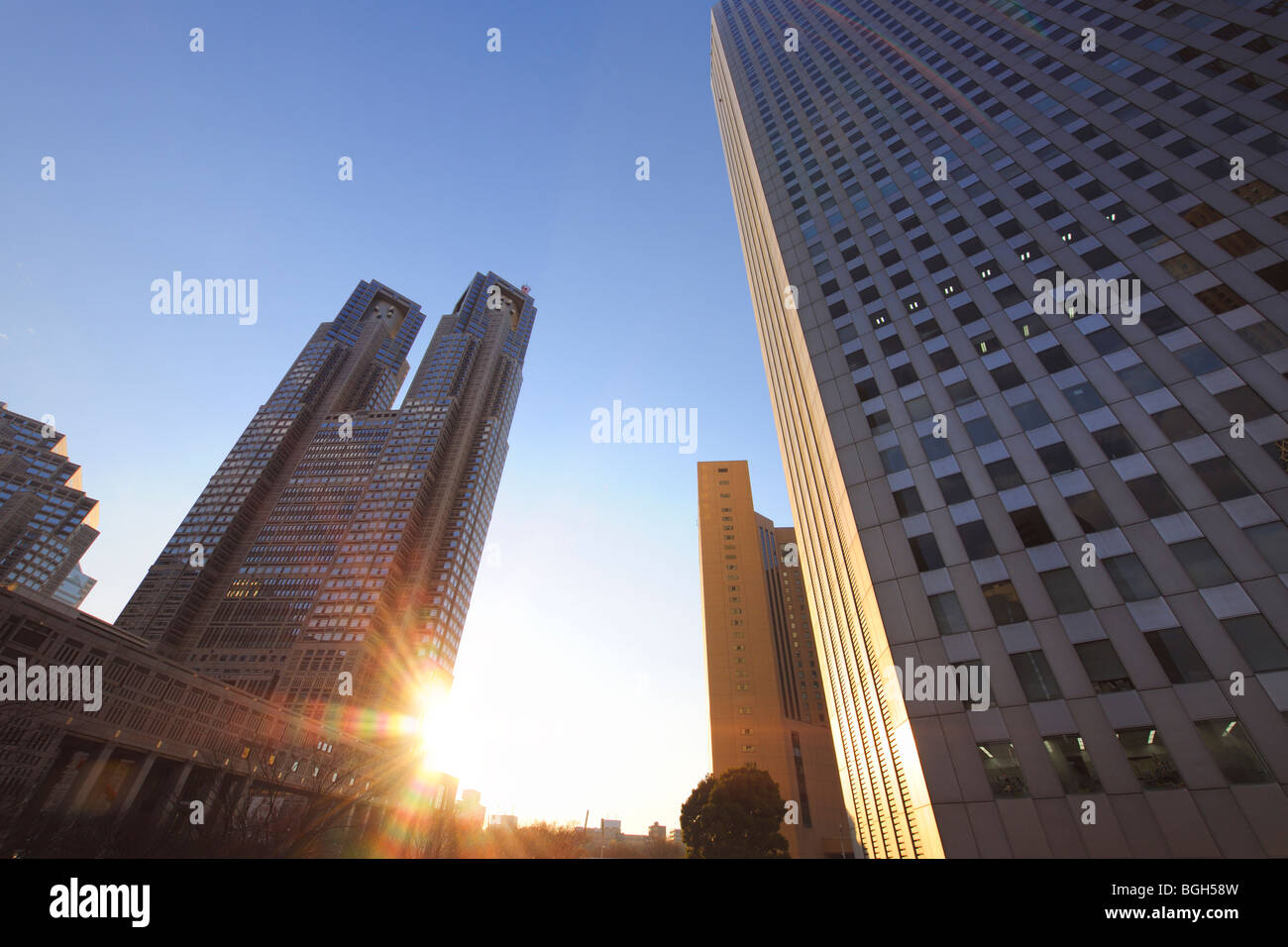 The Tokyo Metropolitan Government Offices and the setting sun, Shinjuku ...