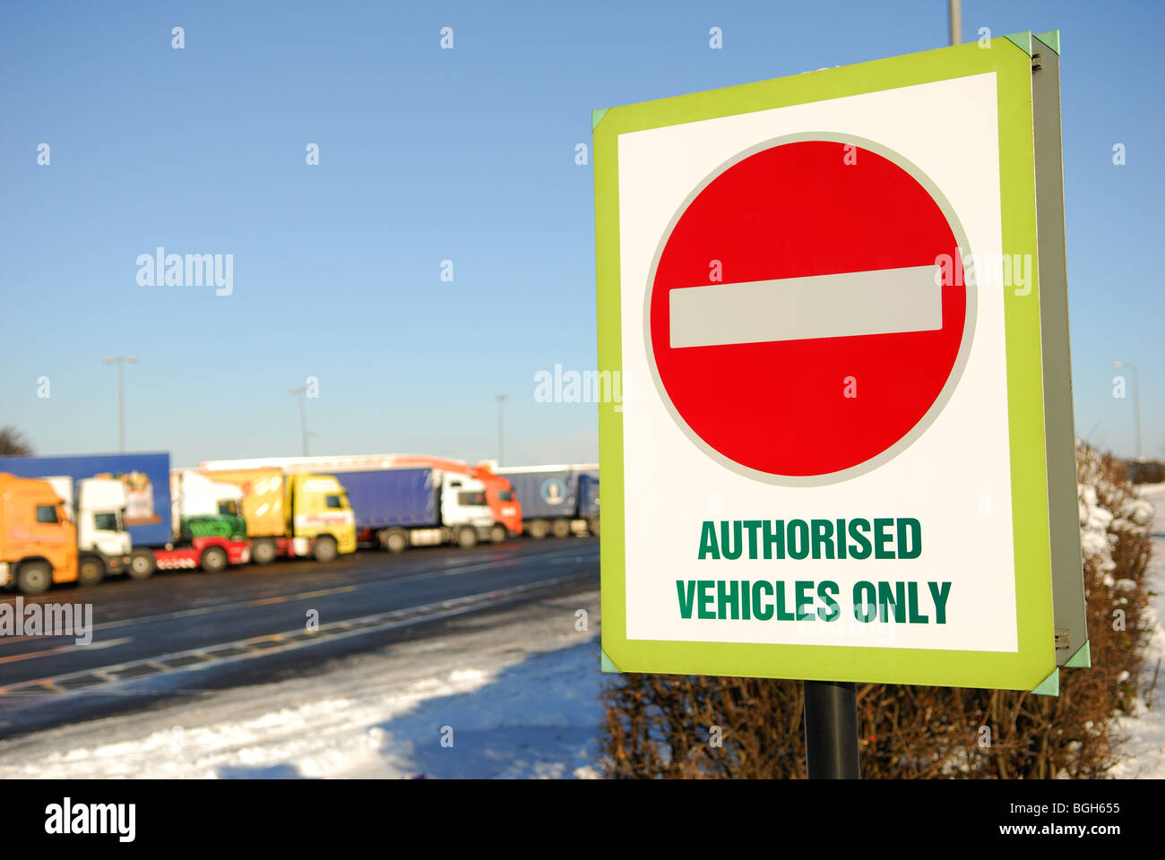 M1 motorway bridge truck hi-res stock photography and images - Alamy