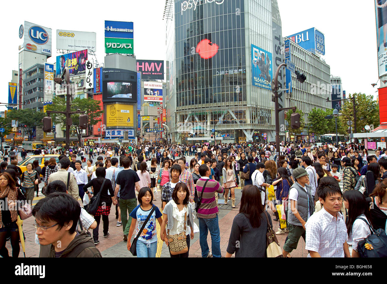 Tokyo crowd shoppers hi-res stock photography and images - Alamy