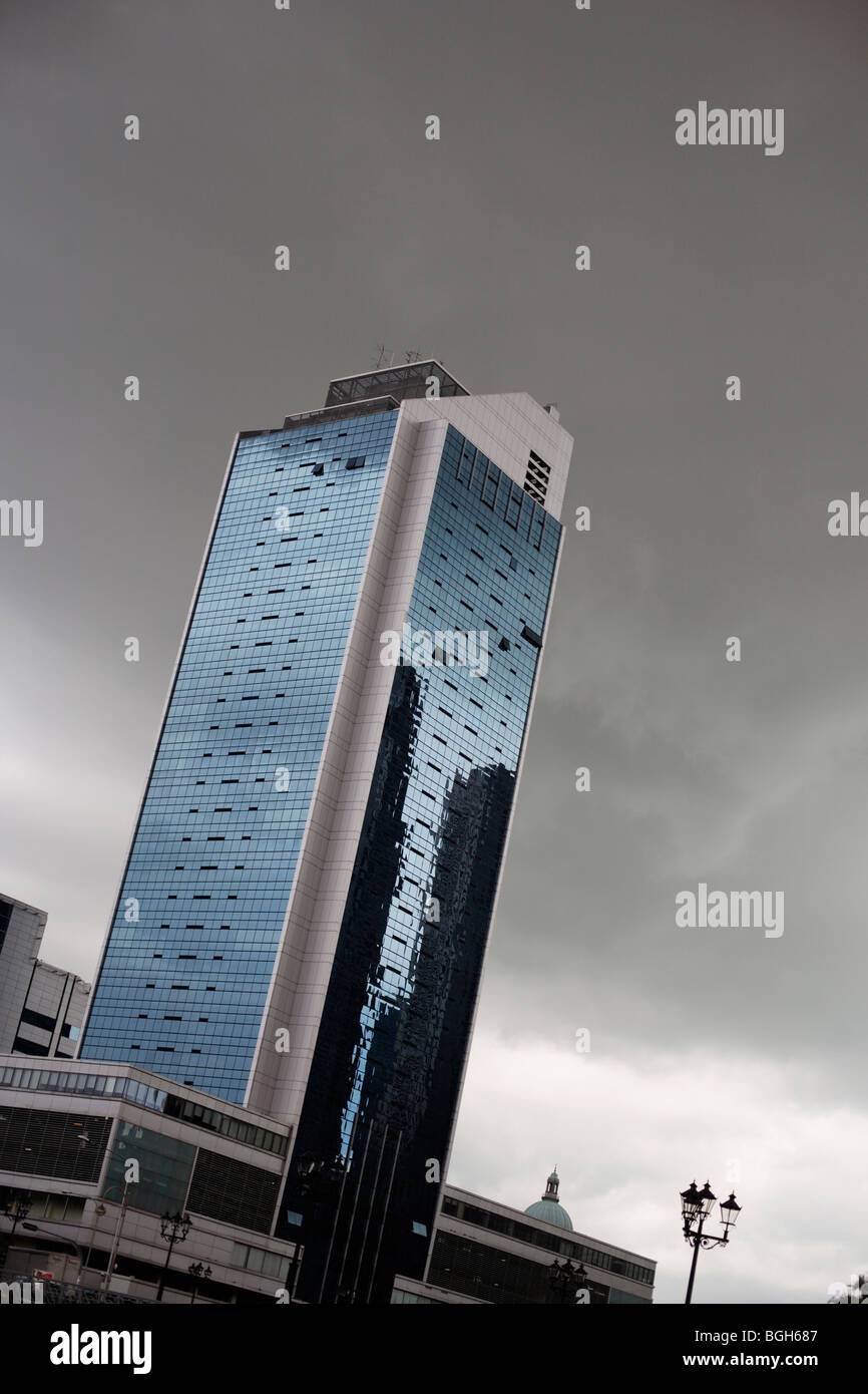 A skyscraper office building in Singapore Stock Photo - Alamy