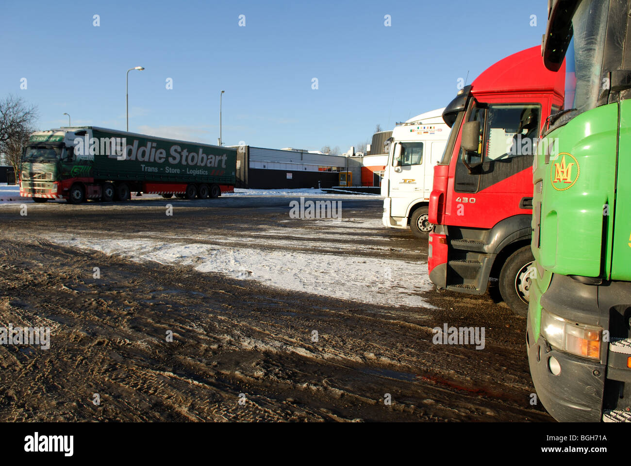 Articulated lorry stuck hi-res stock photography and images - Alamy