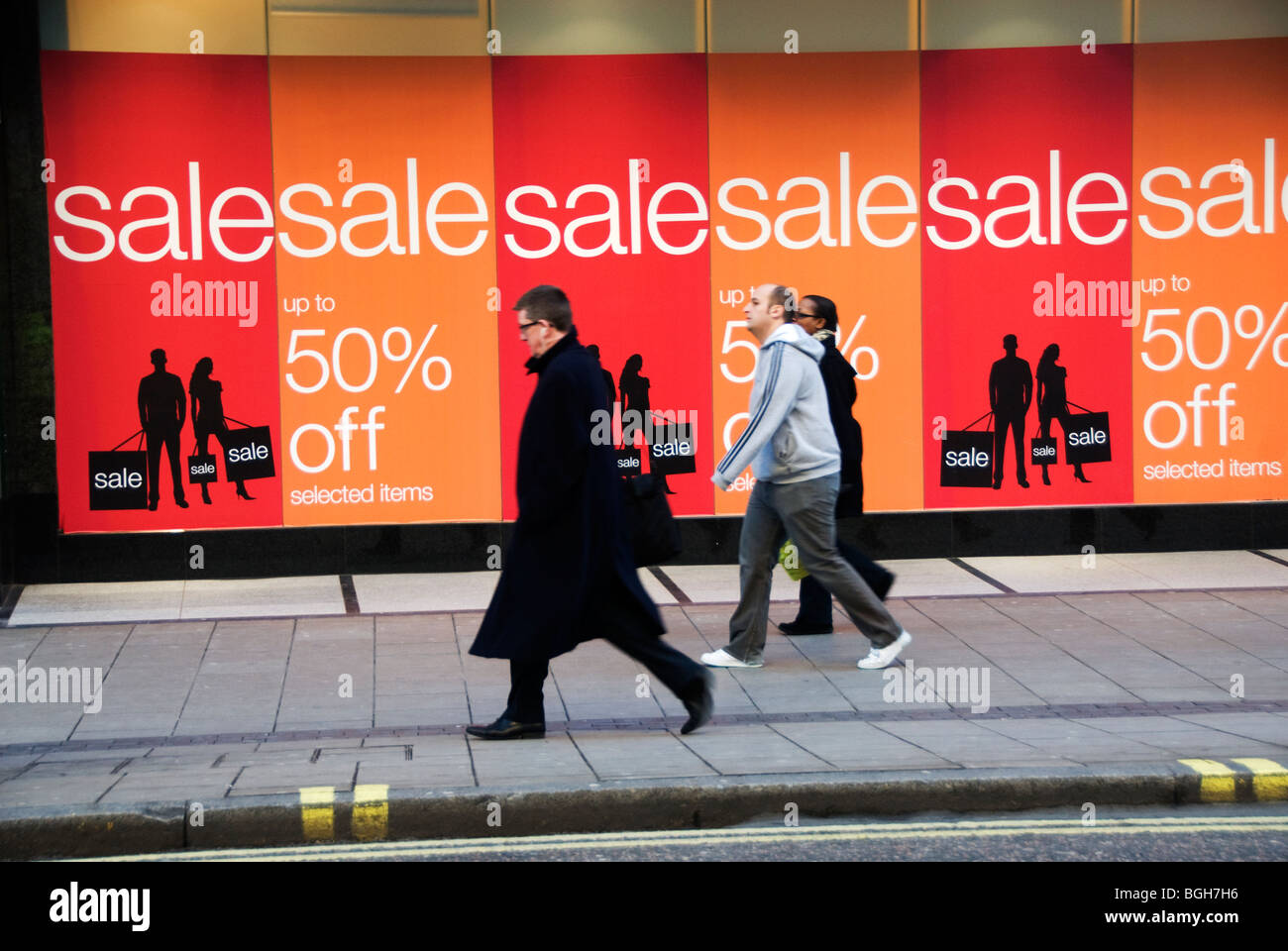 Oxford Street sales January 2010. Shoppers in front of Marks and ...