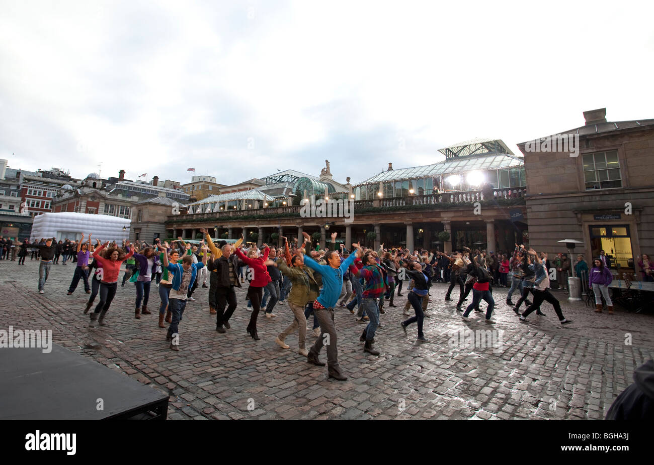 Flash mobbing hi-res stock photography and images - Alamy